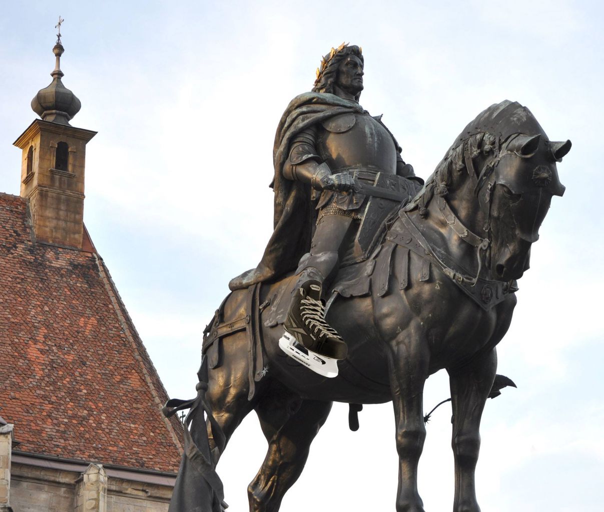 Matei Corvin, încălţat cu patine. Mesajul unui activist maghiar - FOTO