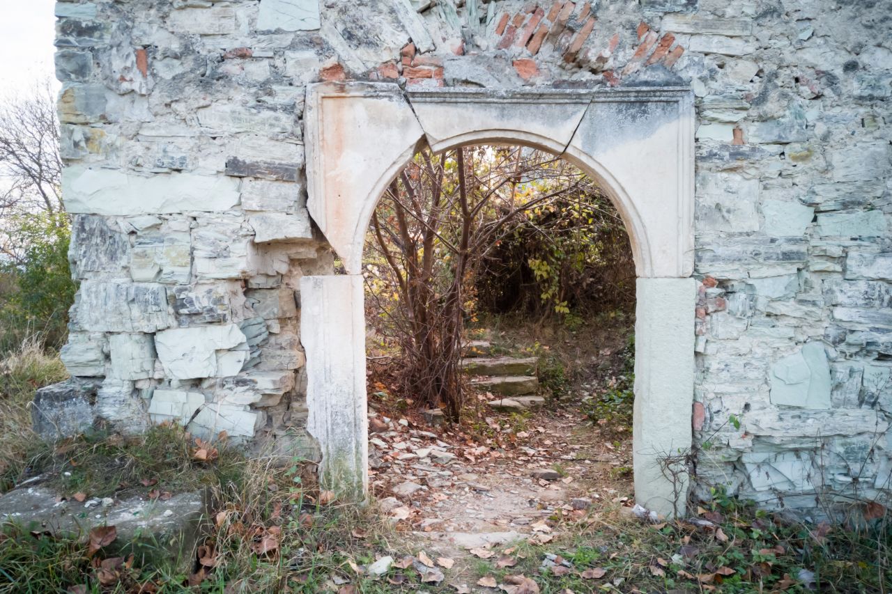 Ați auzit de CASTELUL CU INOROGI? Castelul Kornis, o istorie pierdută a ...