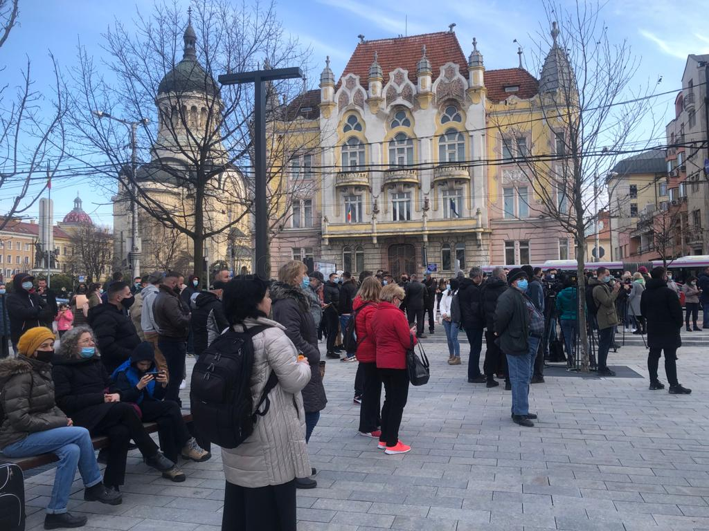 Protest anti-restricții la Cluj: „Jos Guvernul terorist”. Pancartele ...