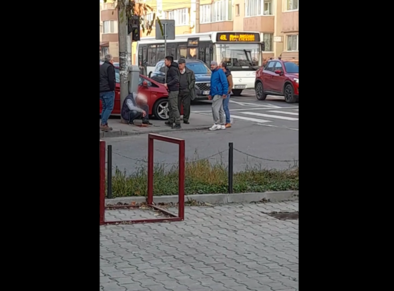 Bărbat, LOVIT pe o trecere de pietoni pe Bulevardul Muncii. Pietonul a ajuns la spital. VIDEO