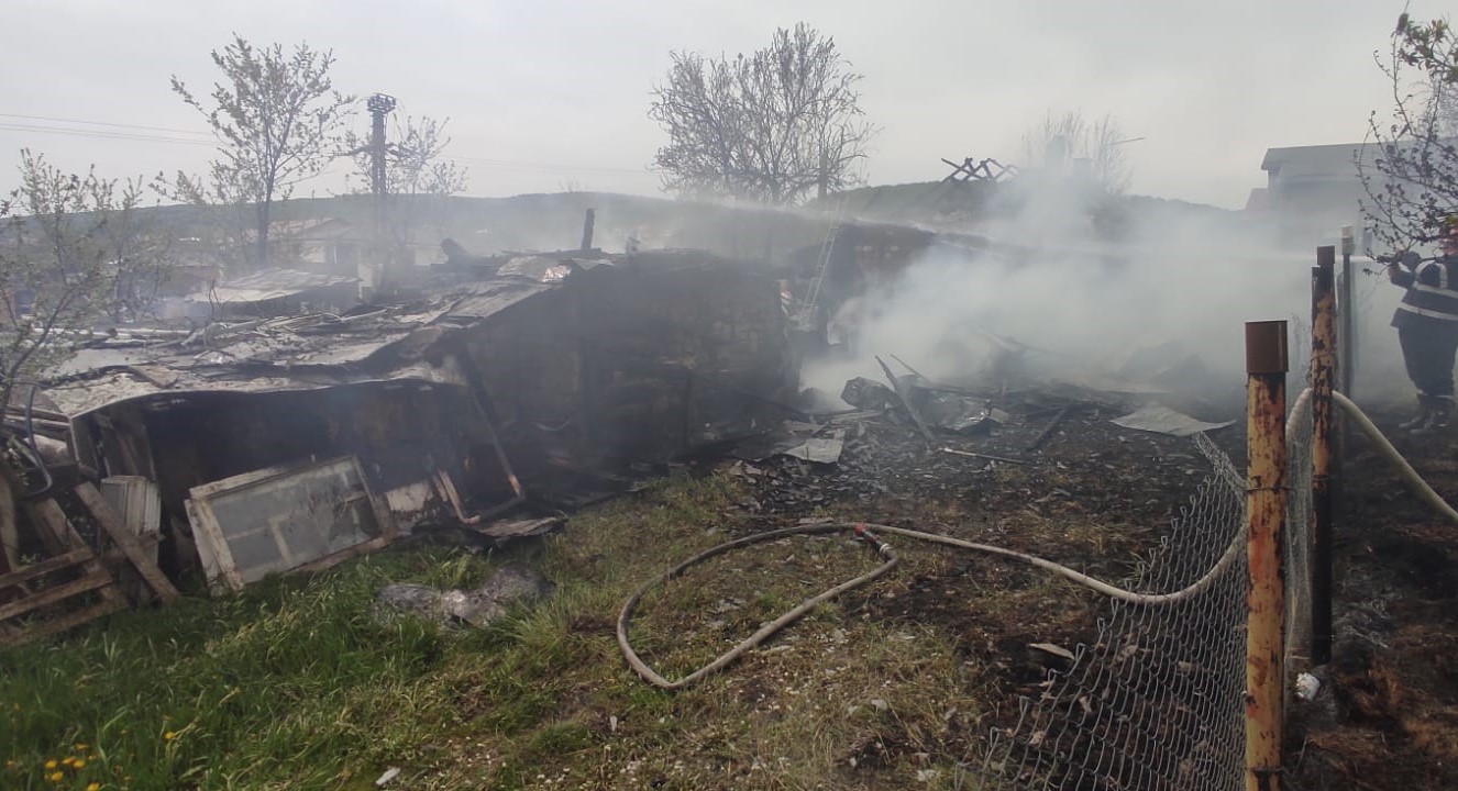 INCENDIU puternic într-o gospodărie din localitatea Chinteni! Două ...