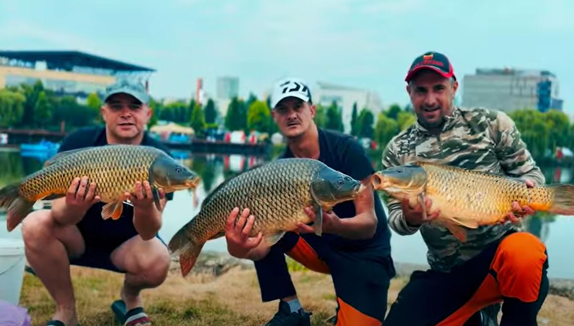 Impresionant! Trei crapi mari, prinși pe lacul din Gheorgheni. VIDEO