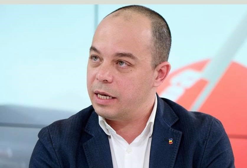 Fostul arbitru Marius Avram, alergat de Dan Petrescu la pauza unui meci ...