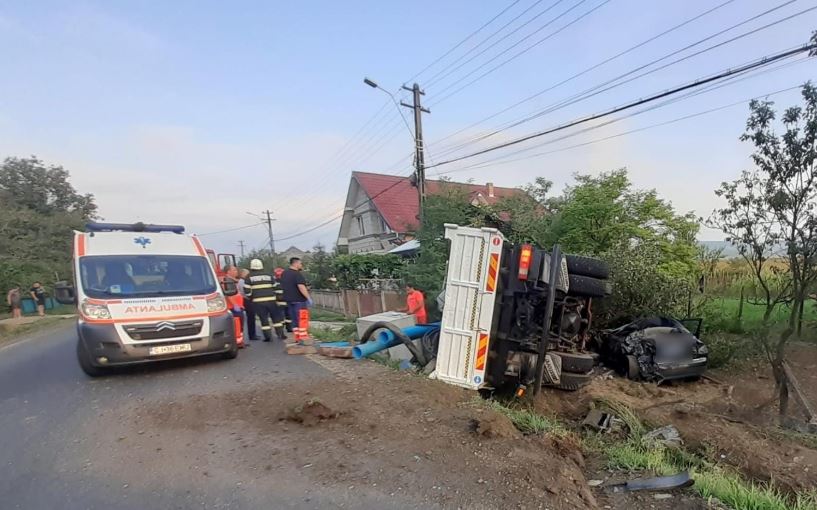 Accident în comuna Mica, Cluj! Un camion și o mașină au ajuns în șanț. FOTO