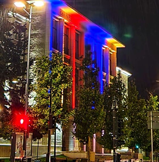 Casa de Cultură a Studenților, iluminată în culorile drapelelor ...
