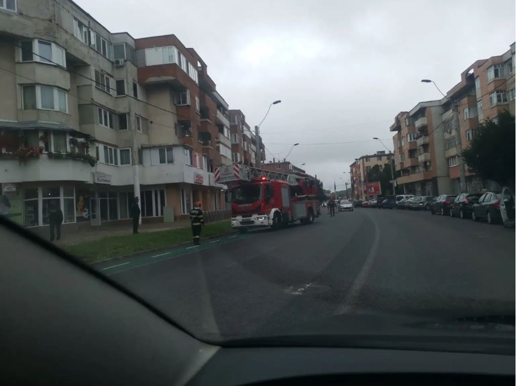 Cade tencuiala la un bloc din Turda. Pompierii intervin