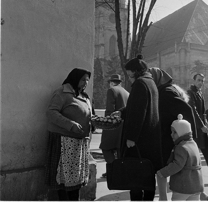 Clujul anilor '70: vânzătoarele de flori de altă dată, surprinse în ...