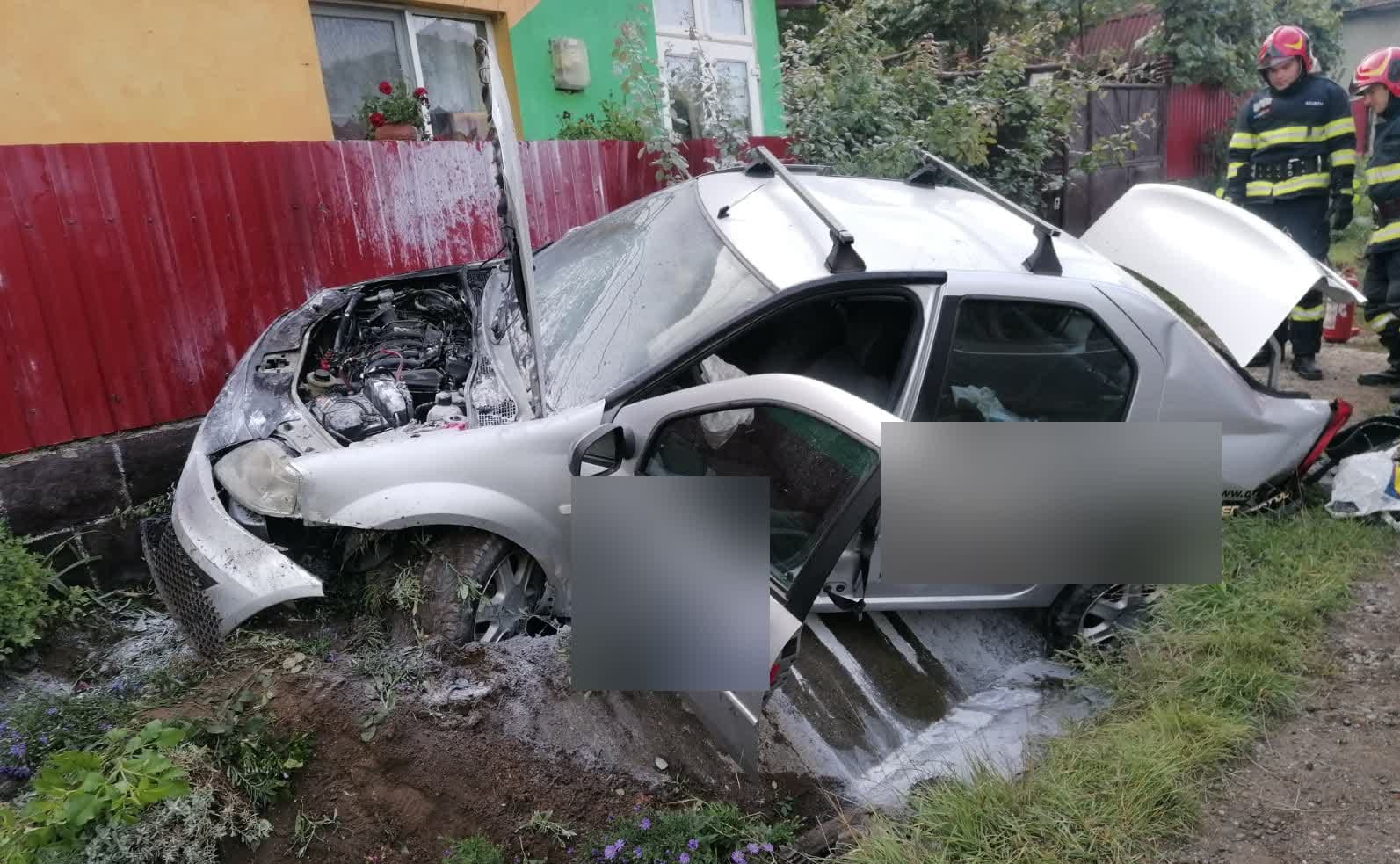 Accident în comuna Poieni. Motorul mașinii A LUAT FOC în urma ...