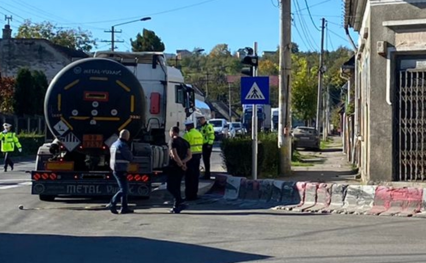 O bătrână din Turda, lovită de o cisternă după ce a trecut pe roșu pe ...