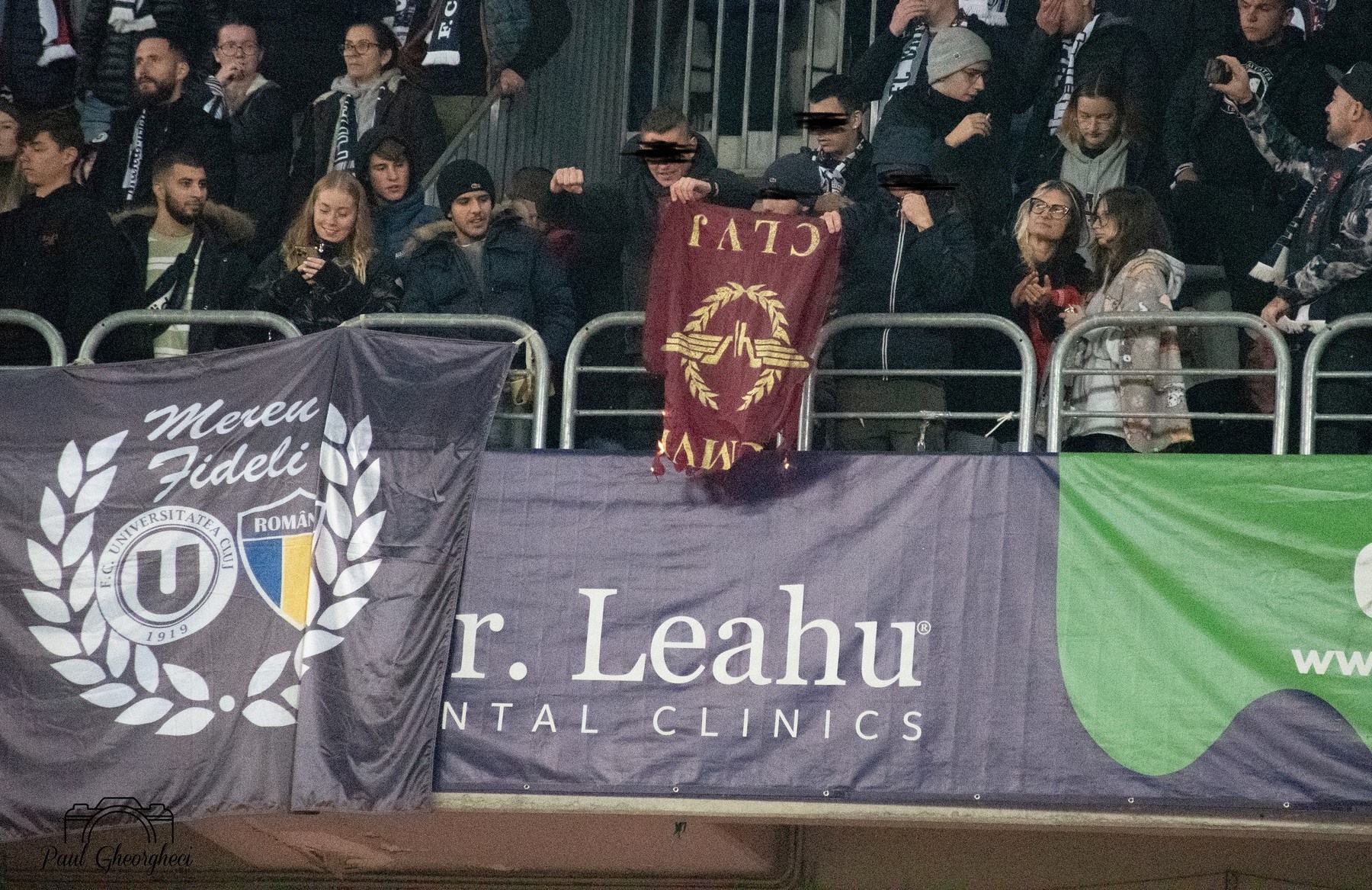 GALERIE FOTO. Atmosferă „incendiară” la Derby-ul Clujului. „Șepcile ...