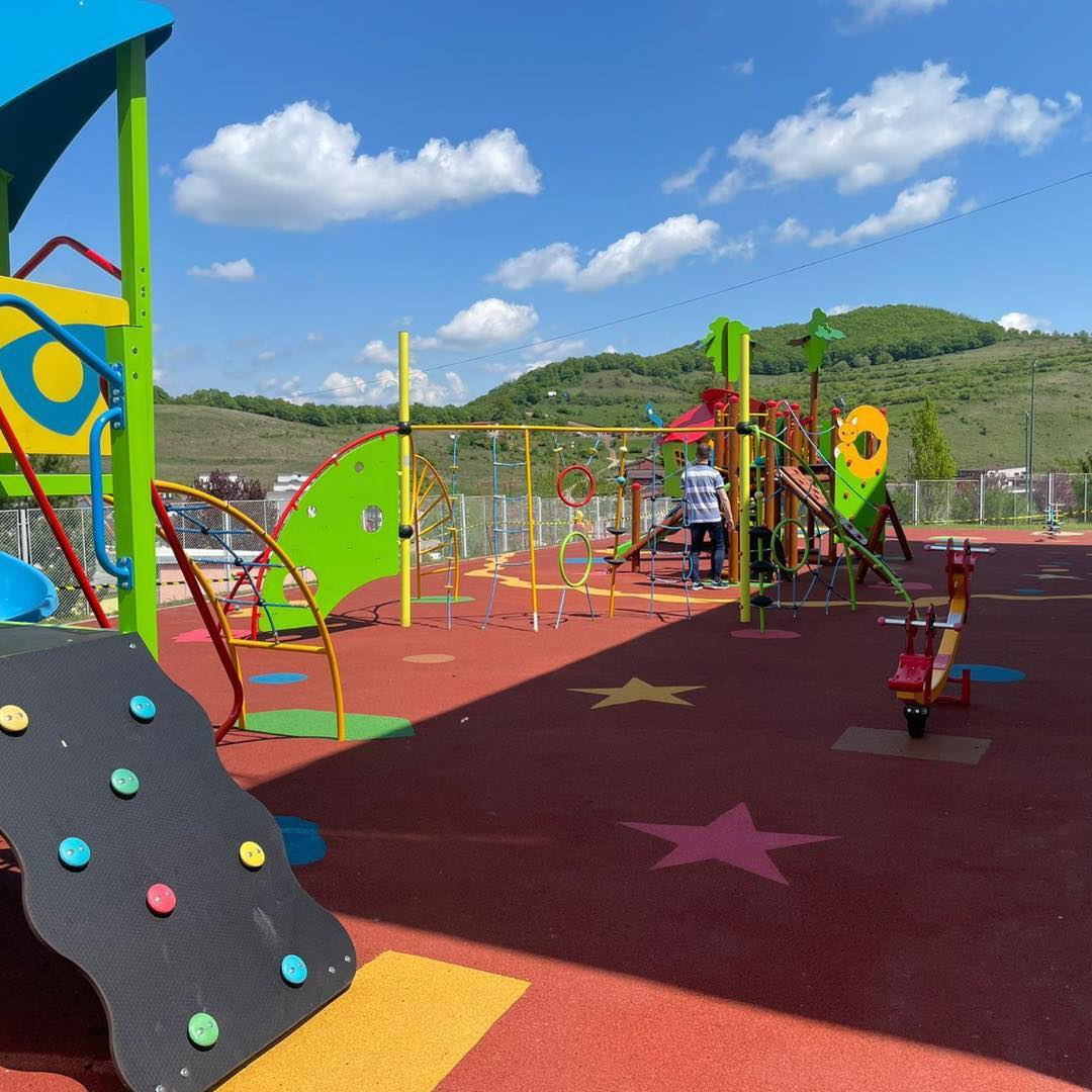 Două PARCURI NOI, amenajate în Florești. Parcul de pe strada Urușagului ...