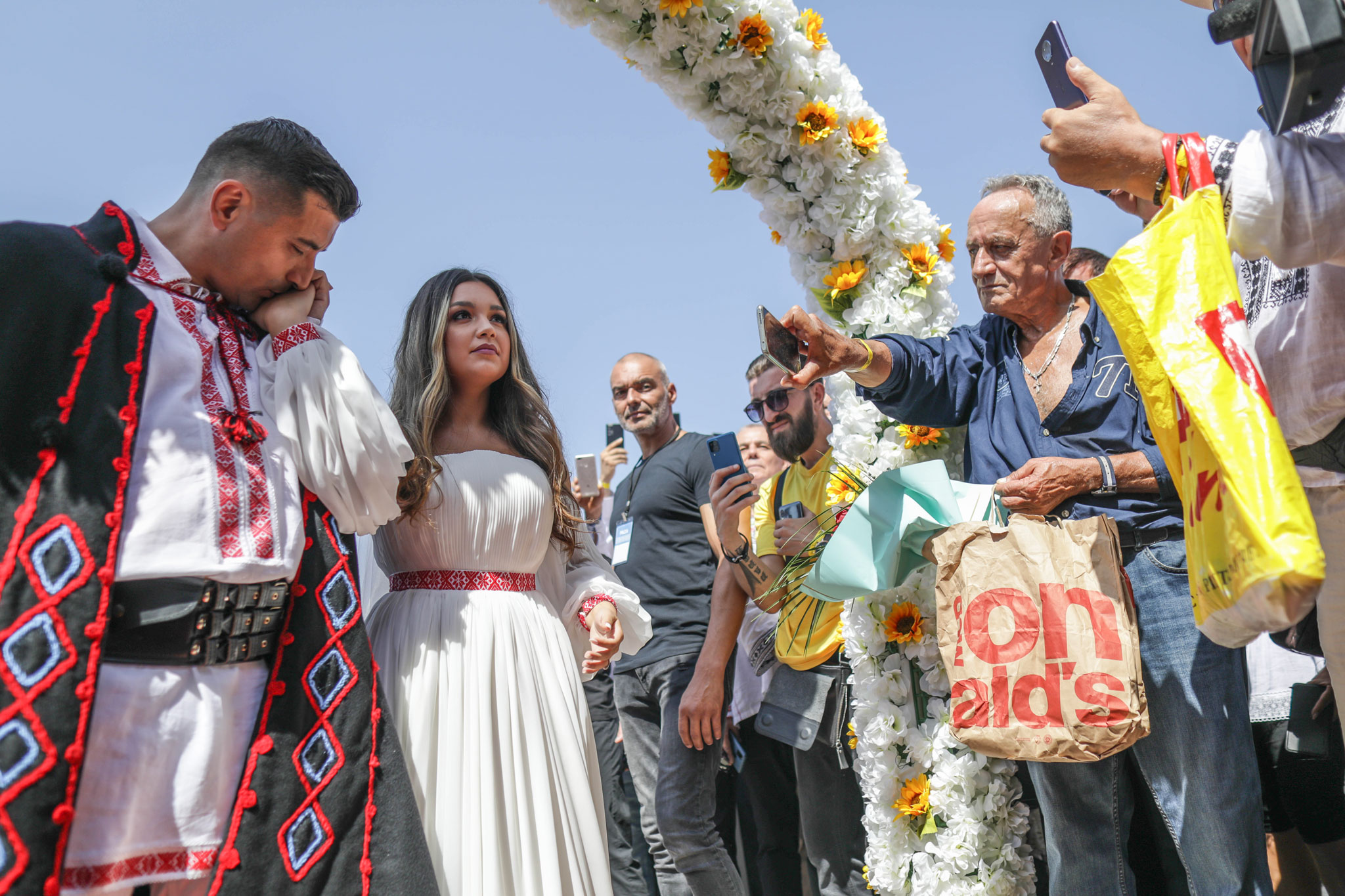 Fotografii ce te lasă fără cuvinte. Expoziție de fotojurnalism de la ...