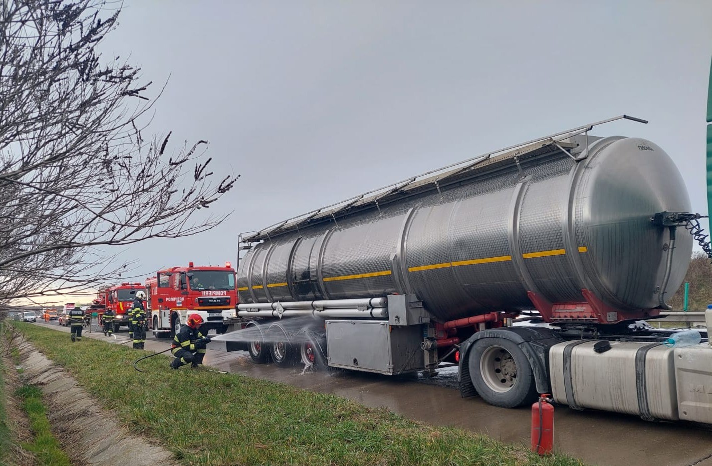 O cisternă încărcată cu combustibil a luat foc pe Autostrada ...