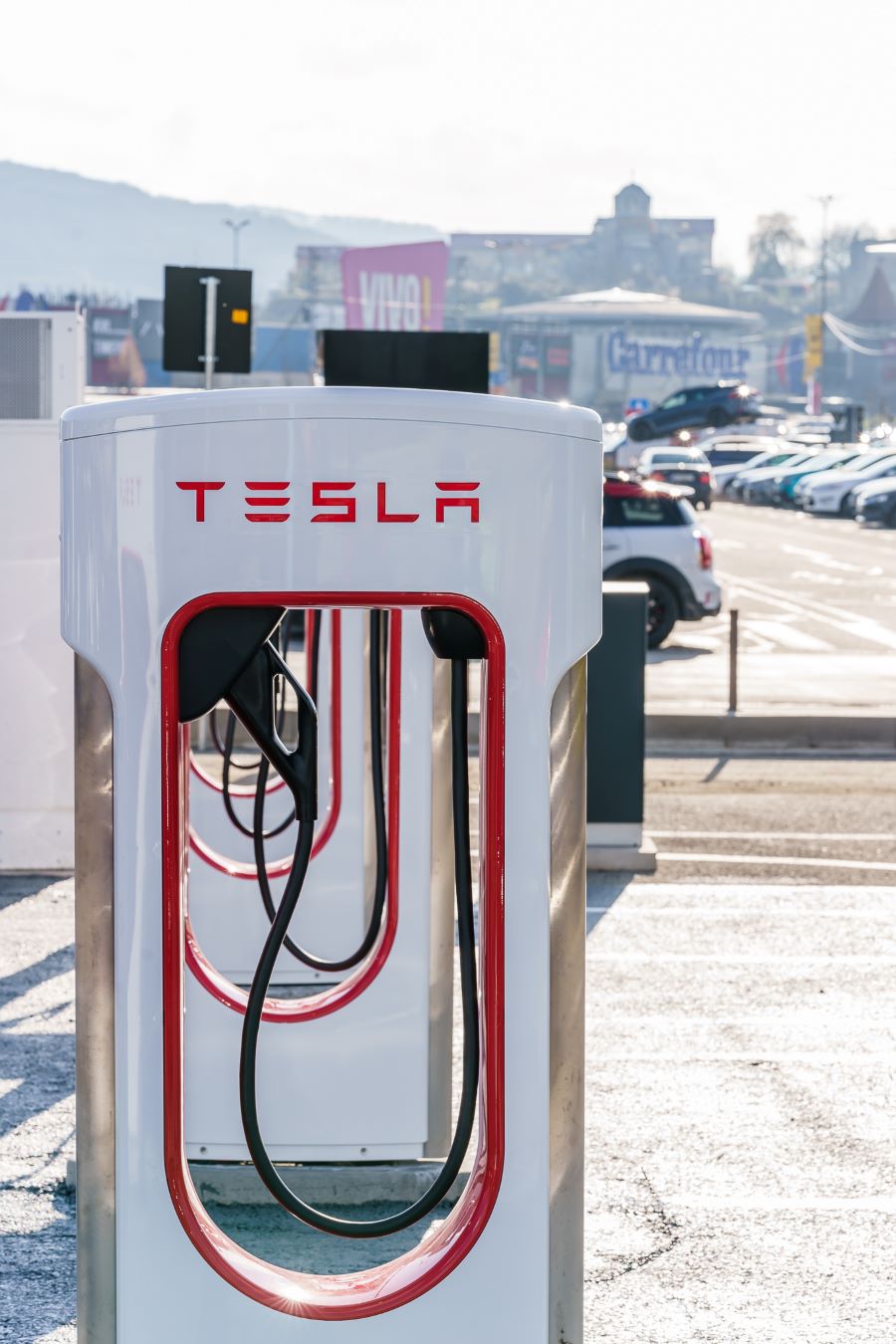 Tesla deschide la VIVO! prima stație de încărcare rapidă din Cluj ...