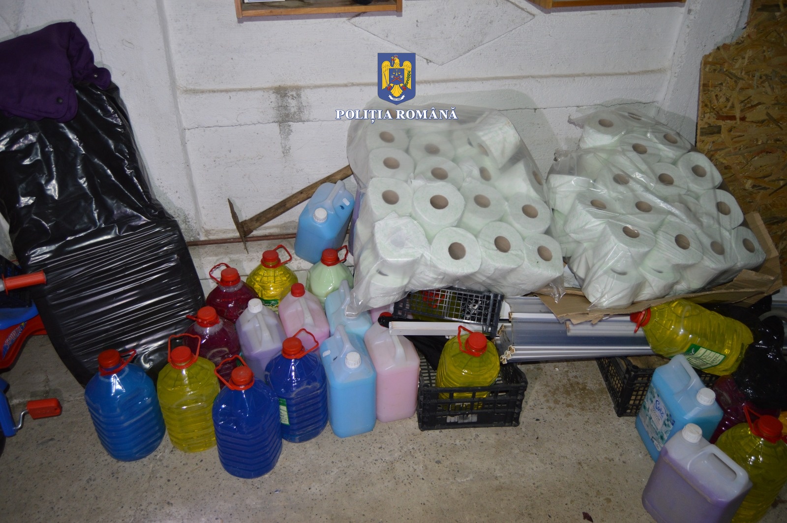 Percheziții la hoții de hârtie din Dej. Patru bărbați au fost reținuți ...