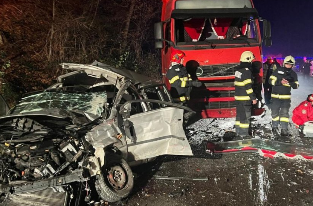 Accident teribil la Băile Herculane. Doi frați au murit spulberați de un TIR, în Ajunul ...