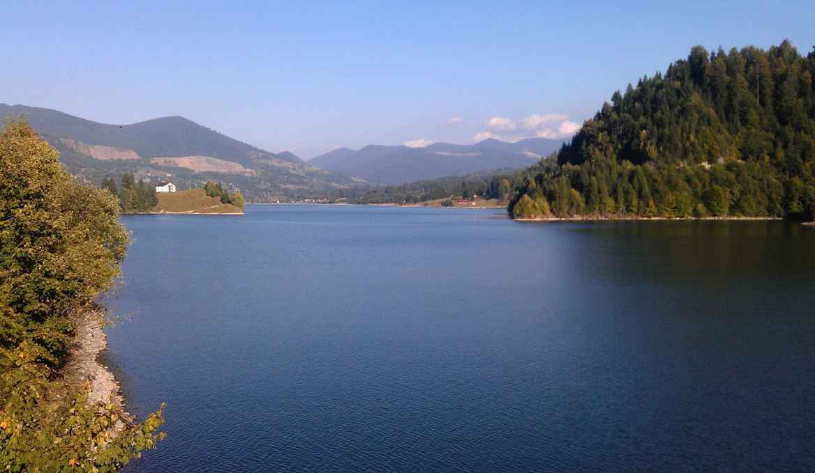 Trei tineri au căzut de pe hidrobicicletă în Lacul Colibița! Unul este ...