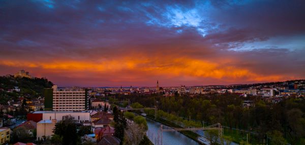 Apus impresionant în Cluj-Napoca. Cerul orașului, „pictat” cu nori roz ...