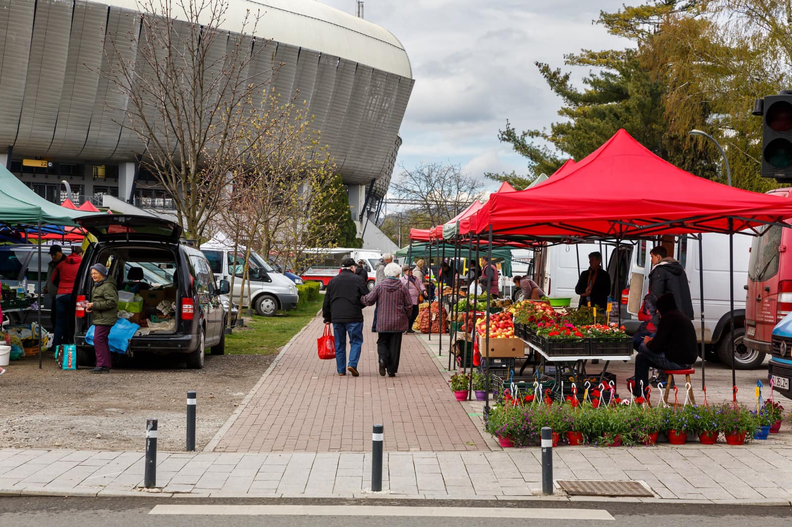 Cum arată piața volantă amenajată la stadion? Produse locale ...