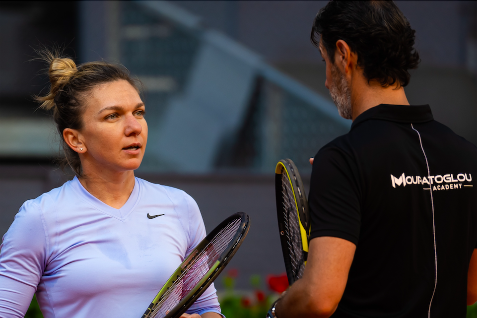 Simona Halep, supusă unei „hărțuiri de neconceput”, afirmă antrenorul Mouratoglou, care se ...