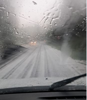 Cluj: A plouat cu grindină în Dealu Negru. Trafic îngreunat din cauza ...