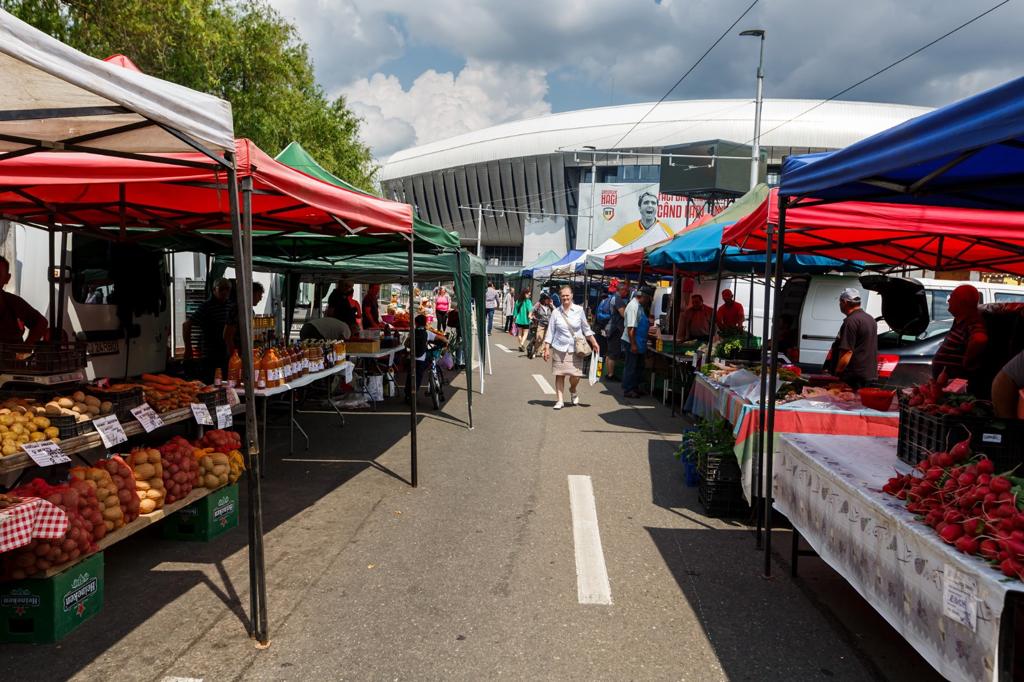 Fructe și legume proaspete, de la producători locali, pentru masa de ...