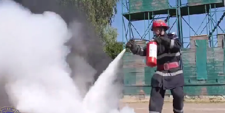 Incendiu la o hală de pe Bulevardul Muncii. Intervin pompierii