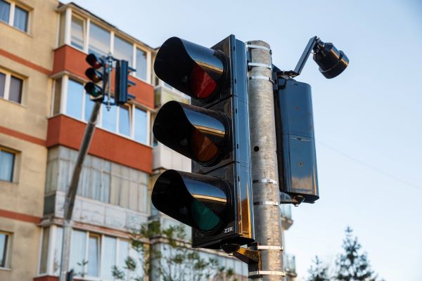 Atenție, șoferi! Semafor nou pe Bulevardul 1 Decembrie 1918, funcțional de marți