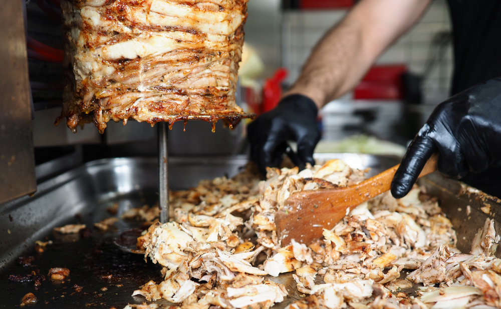 La fiecare 10 secunde, românii comandă o shaorma! Cluj-Napoca e printre ...