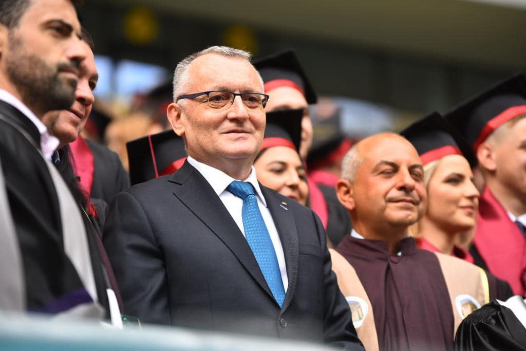 Statul român subvenționează „fabrici de diplome” conduse de rectori ...