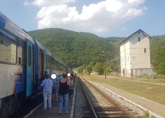 6 ore și jumătate, cu trenul de la Oradea la Cluj: „Doamne, luung e ...