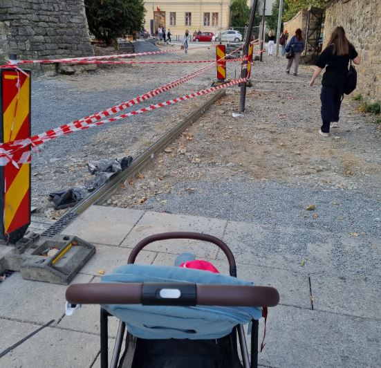 Stradă din centrul Clujului, pericol pentru mămicile cu copii mici ...