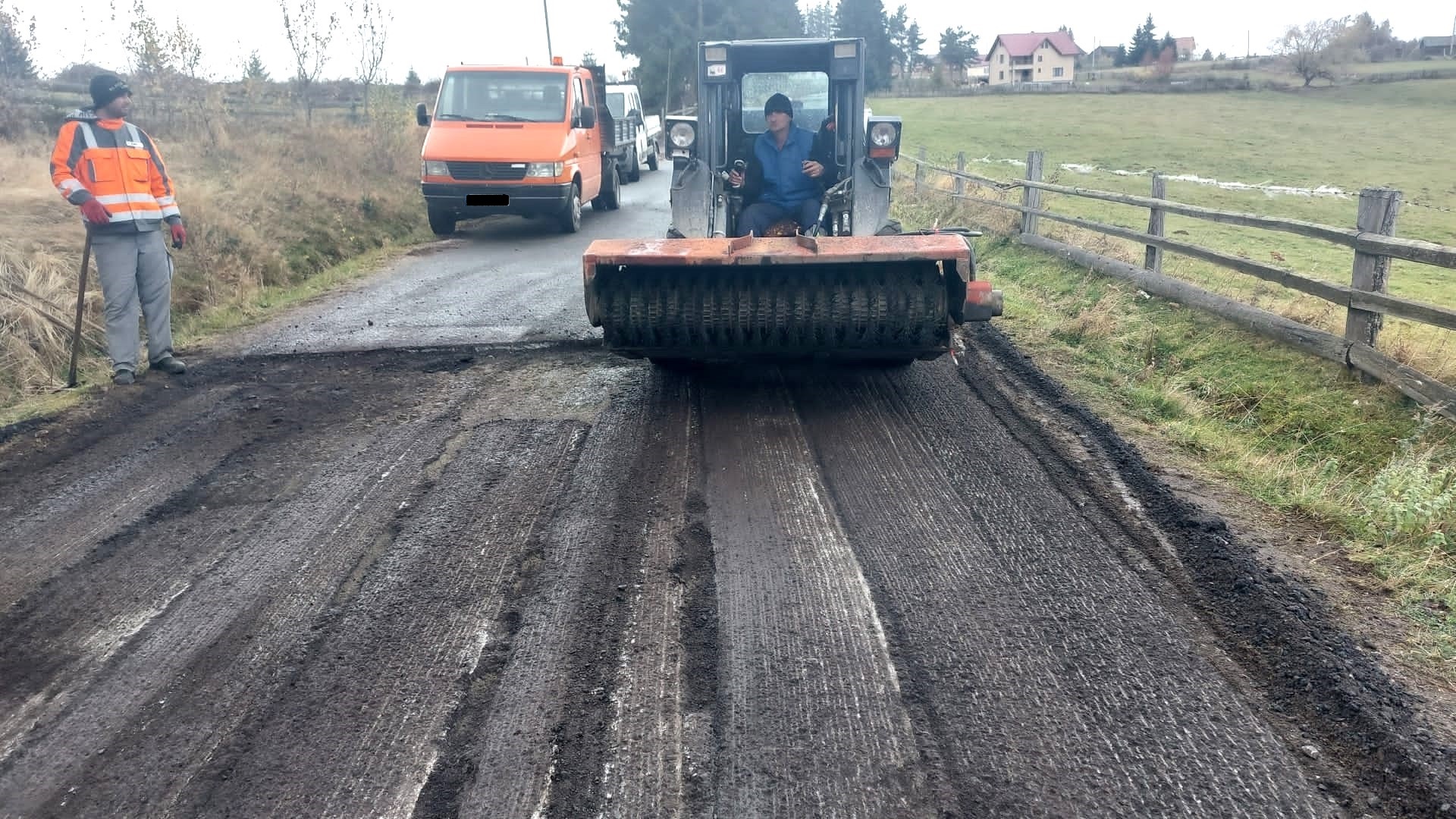 Lucrări de întreținere pe un drum județean de lângă Mărișel, una dintre ...