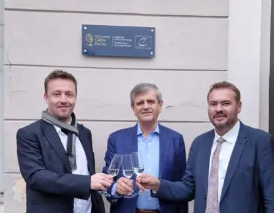 Moment istoric la Cluj-Napoca Arnold Klingeis înnobilează cu distincția ...