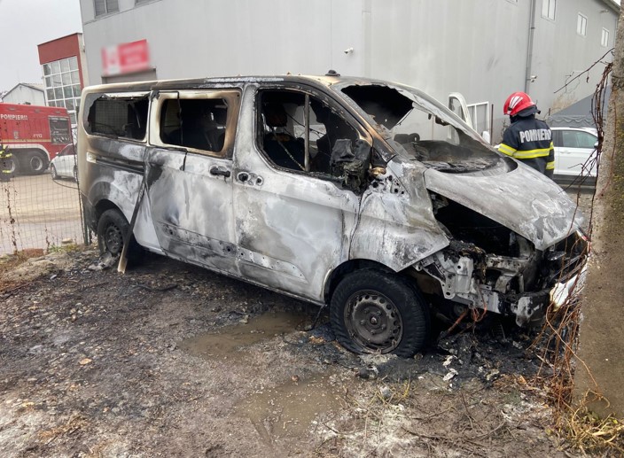 Incendiu pe strada Traian Vuia din Cluj-Napoca. Microbuz distrus de ...