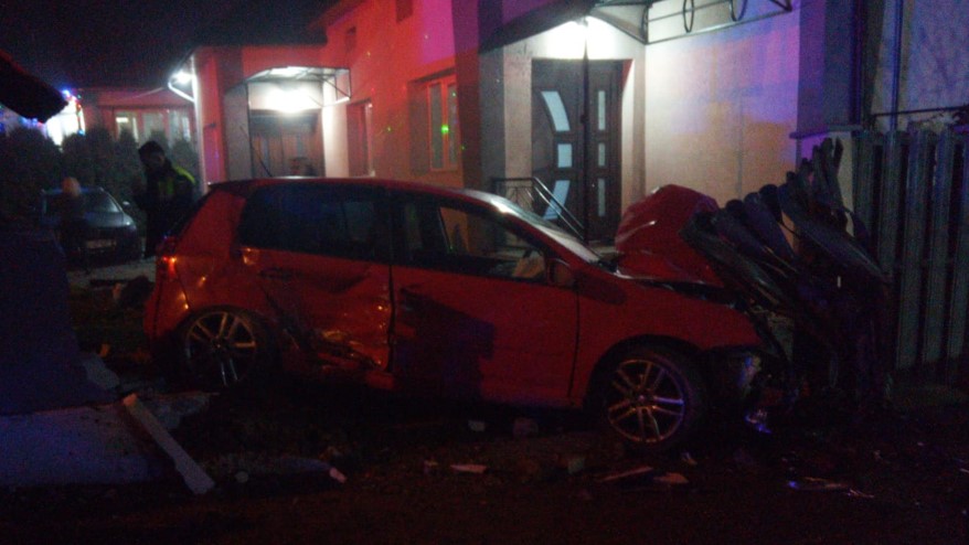 Șoferița care a intrat cu mașina în poarta unei case din Dej s-ar fi ...