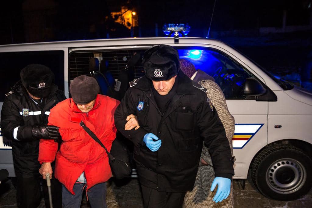 Persoanele fără adăpost, protejate pe perioada gerului. Emil Boc: „Avem ...