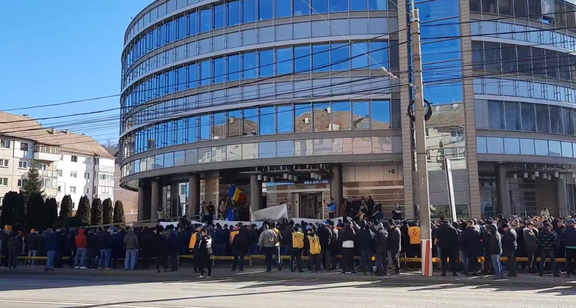 Protest cu sute de angajați la Romgaz Mediaș împotriva micșorării ...