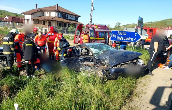 Accident grav în Căianu! 4 persoane, transportate la spital. FOTO