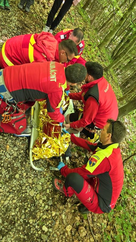 Băiat de 9 ani cu plagă tăiată, recuperat de salvamontiști din Munţii ...