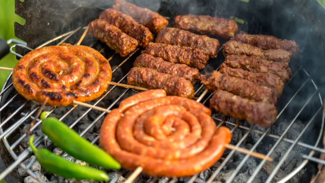 Cum poți slăbi mâncând mici, cârnați și friptură de porc?