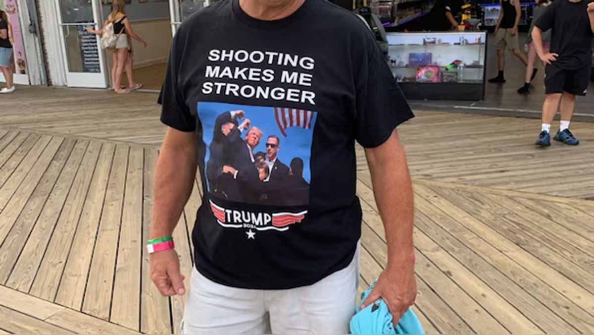 FRENEZIE! Tricourile Trump „anti-glonț" fac furori după atentatul eșuat ...
