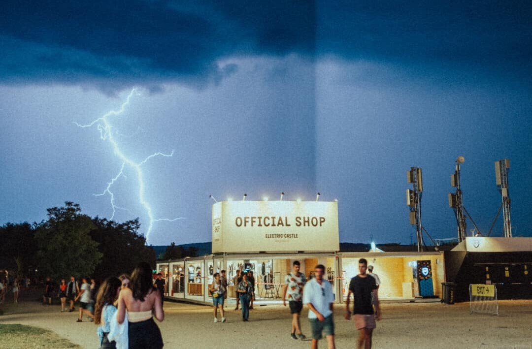 POZA ZILEI. Fulger spectaculos, surprins la festivalul Electric Castle ...