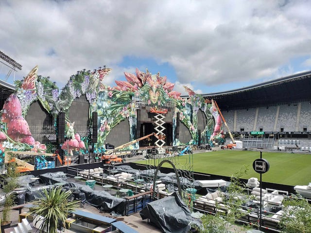 Primele poze cu scena principală de la Untold. Cum arată cea mai mare ...