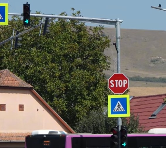 Semafor la intersecția străzilor Tăuțan și Avram Iancu (DN1E60), în ...