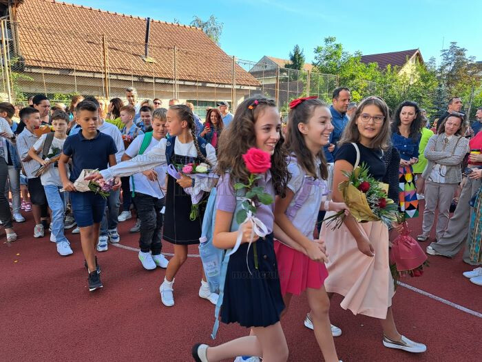 Prima zi de școală. Bucuria revederii, flori, emoții și discursuri ...