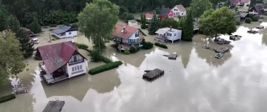 Ungaria a ridicat diguri provizorii de-a lungul Dunării. Se aşteaptă ca ...