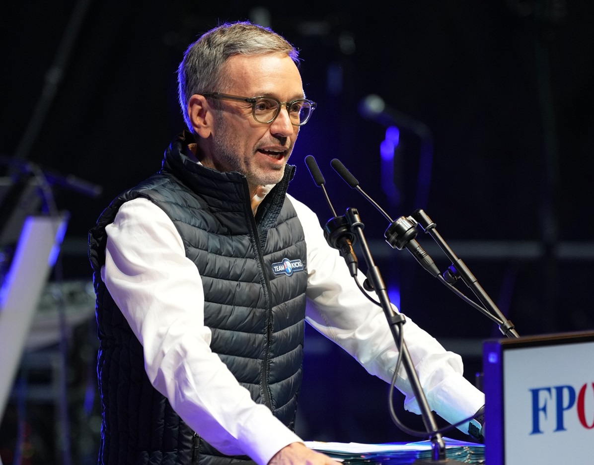 „Valul negru” a cuprins și Austria și l-a încolțit pe popularul ...