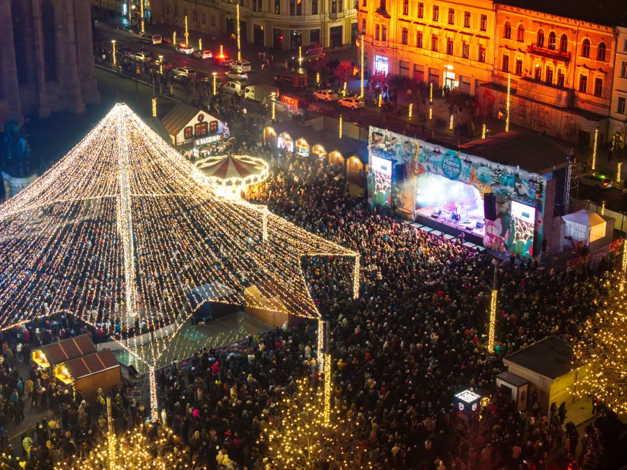 La mulți ani, Cluj-Napoca! La mulți ani, România! Peste 15.000 oameni ...
