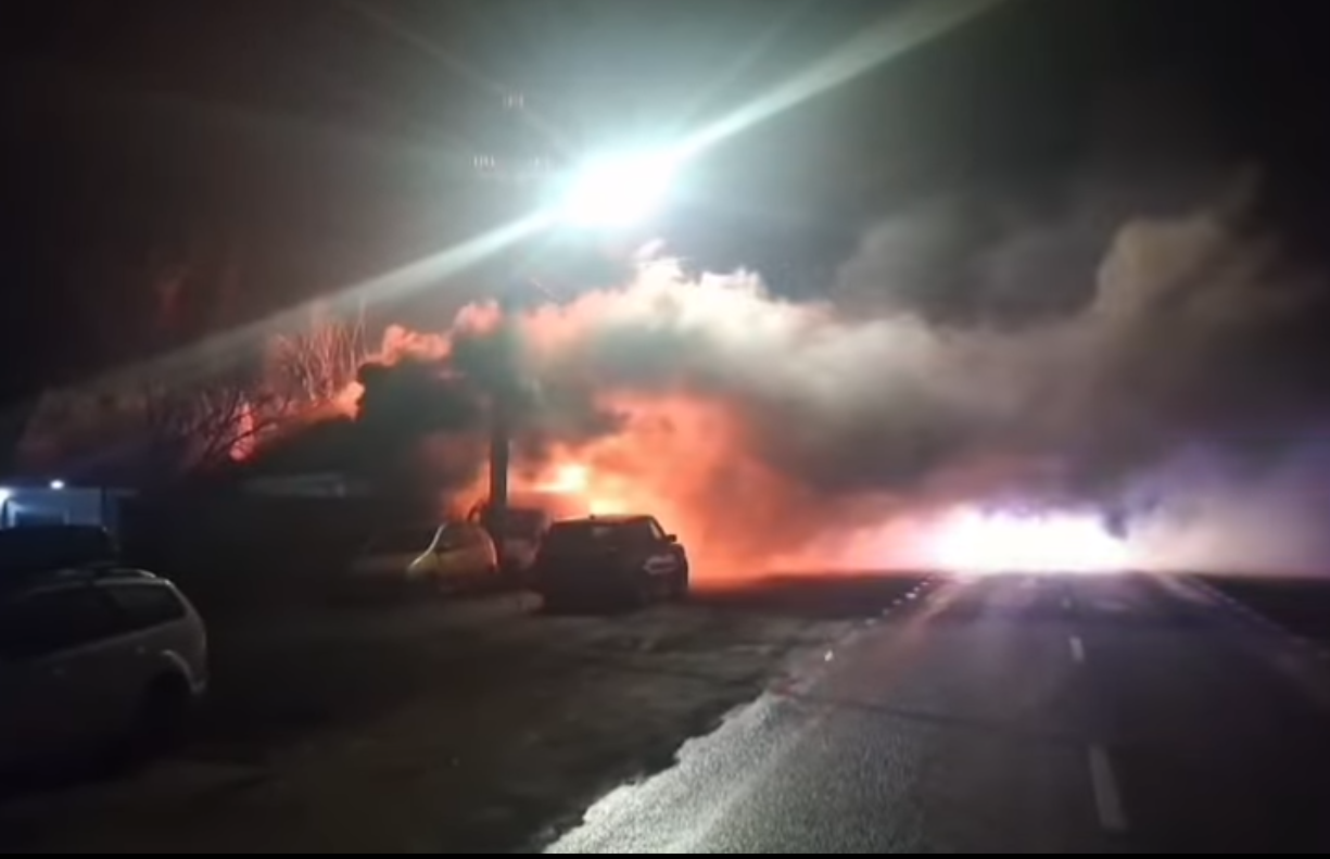 Incendiu puternic în localitatea Crevedia, în apropierea staţiei GPL ...